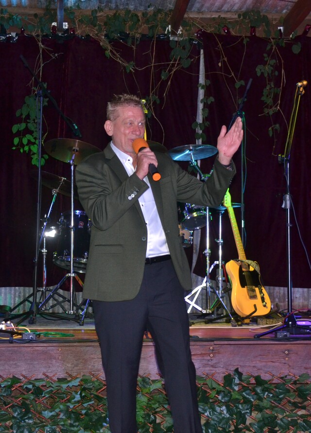 Dean Perrett enters hall of fame | Burnett Today